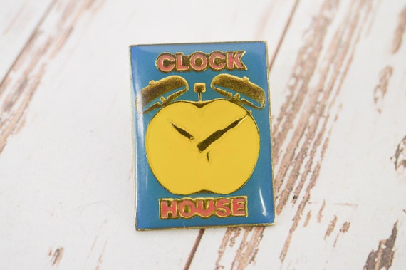 Vintage alarm clock pin, "clock house" clock, everyda… - Gem