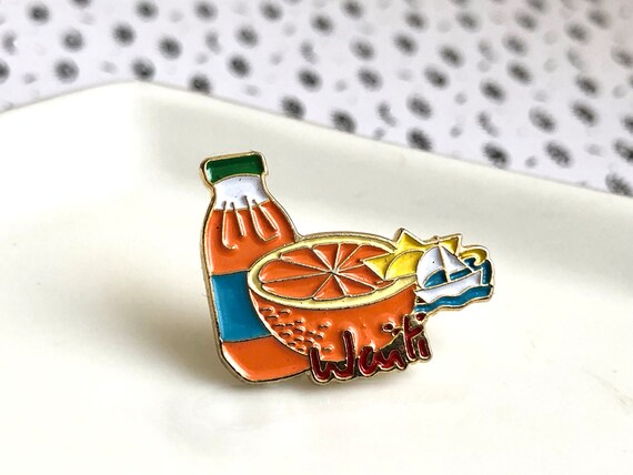 Funny pin's "waiti" orange juice, bottle and cut frui… - Gem