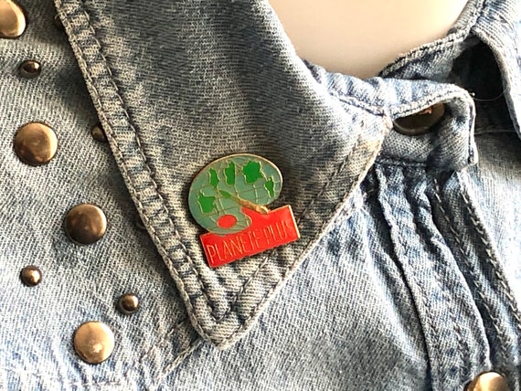 Planet Earth pin, with "Planete plus" ribbon, paint p… - Gem