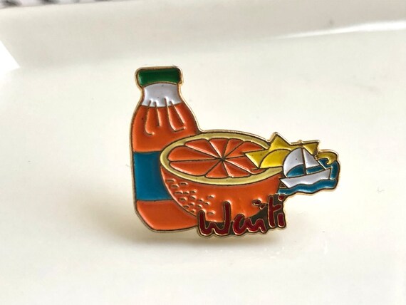 Funny pin's "waiti" orange juice, bottle and cut frui… - Gem