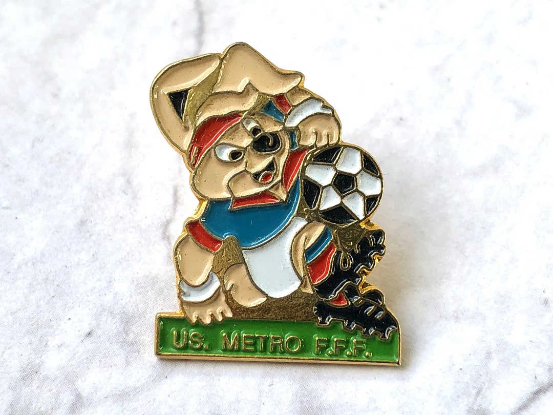 Pin's Rabbit Playing Football Cute Sporty Pins 80s/90s - Etsy
