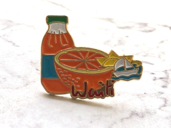 Funny pin's "waiti" orange juice, bottle and cut frui… - Gem