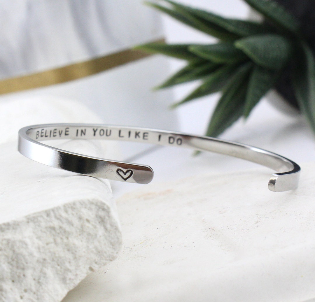 Bracelet manchette en argent personnalisé : citation inspirante de ...