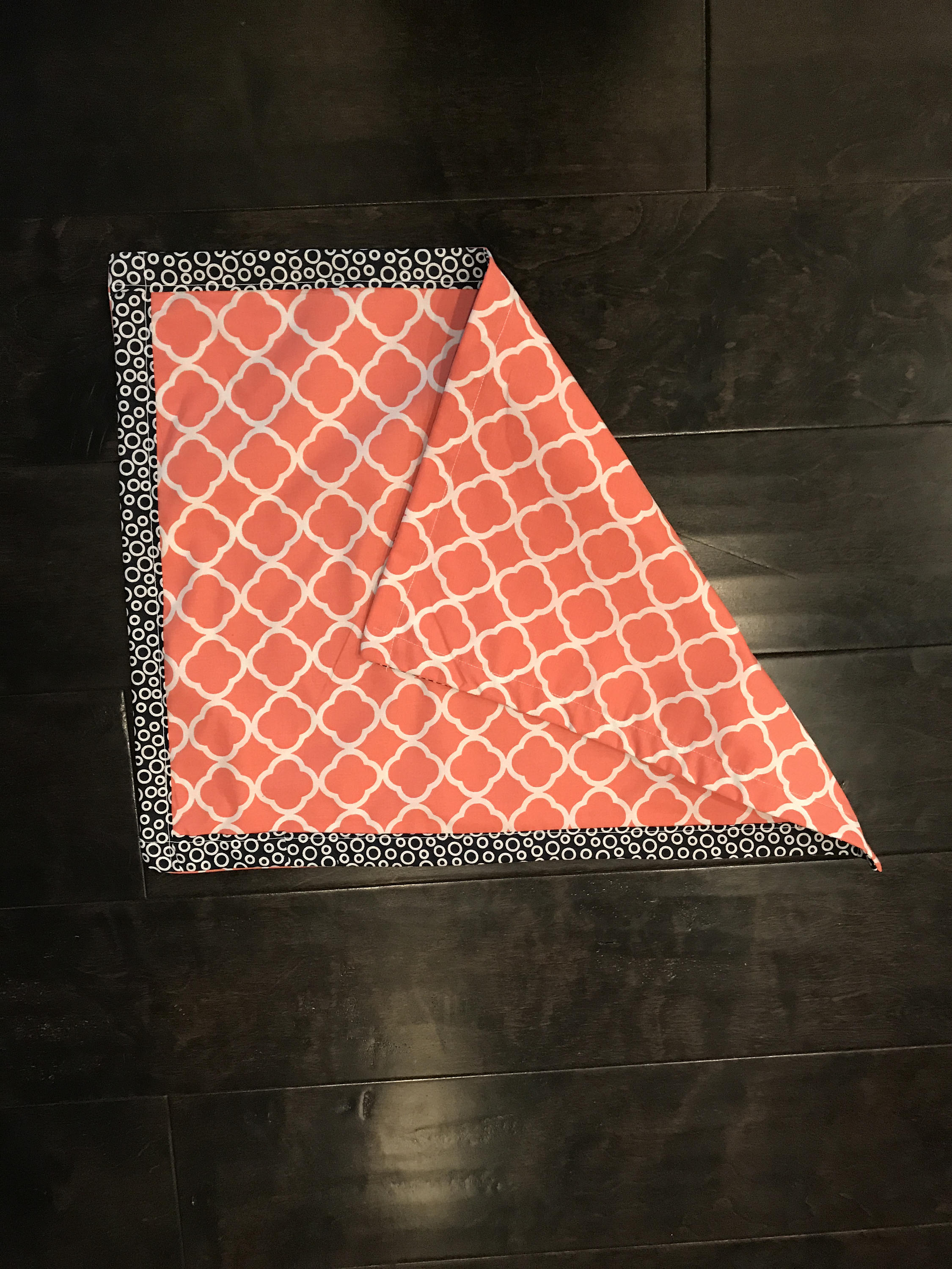 Reverse Clover pattern in white and salmon with Navy blue edge - Etsy.de