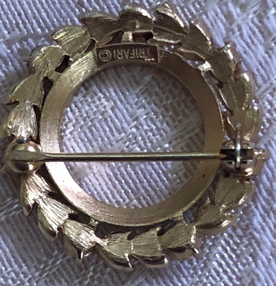 Vintage Crown Trifari gold wreath pin - Gem