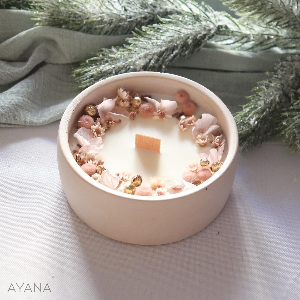 GOYAVE Scented Candle With Dried and Preserved Flowers, Pale Pink and ...