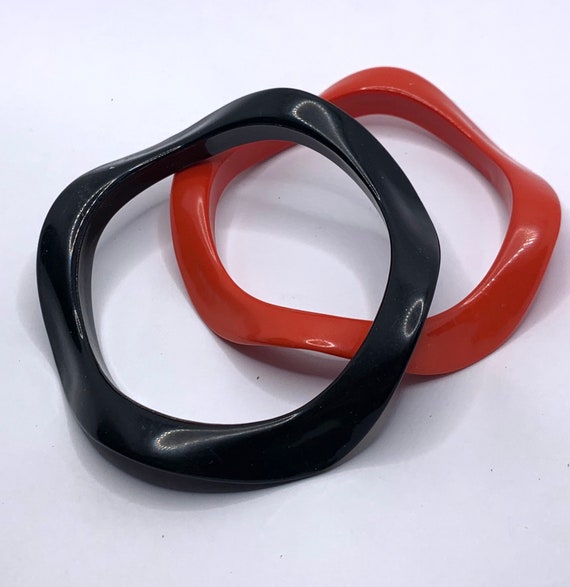 Vintage Wavy black and red plastic bangle bracelets s… - Gem
