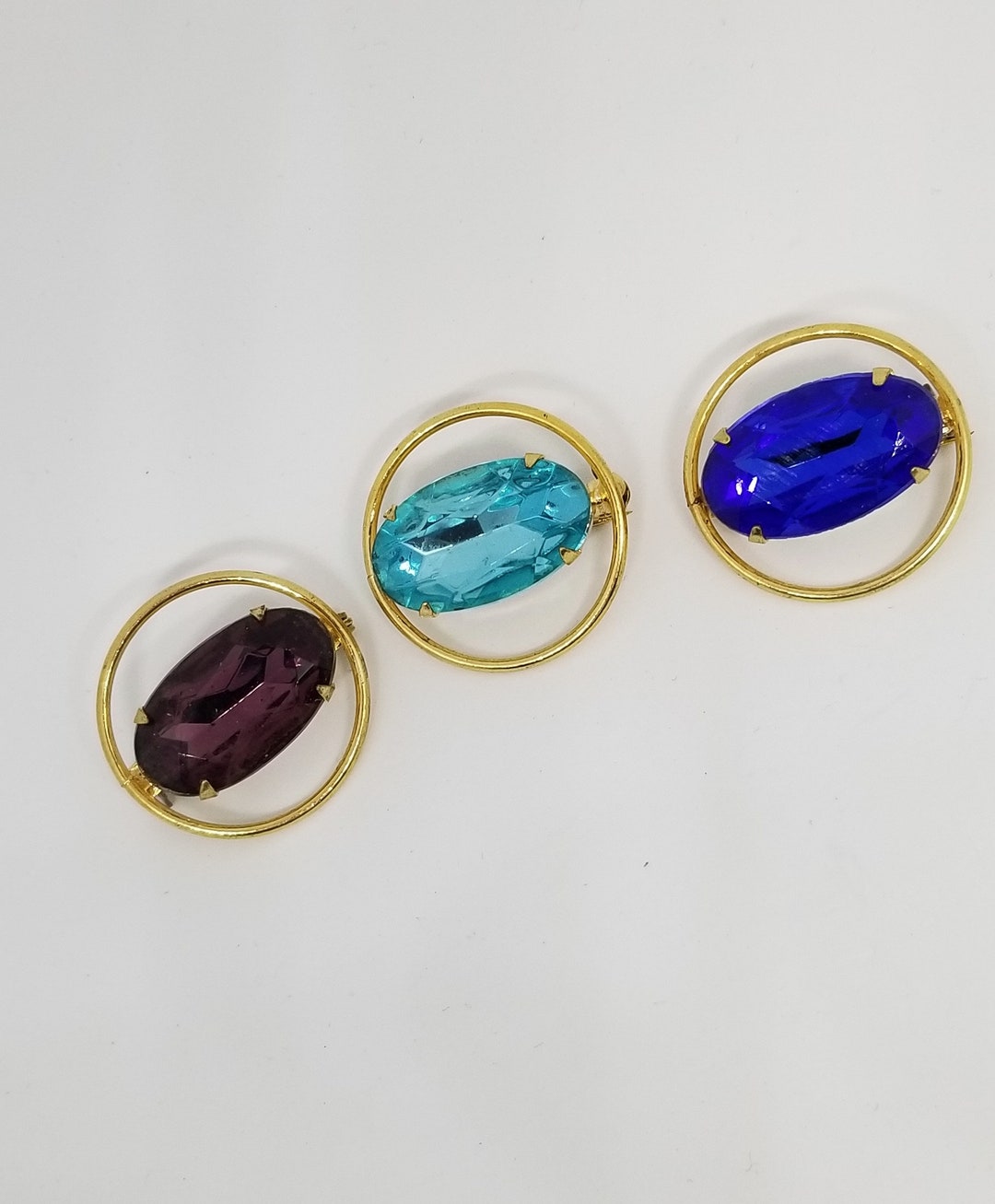 Spilla rotonda strass vintage. La vostra scelta di colori viola, blu ...