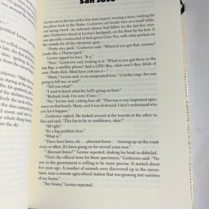 Lost World by Michael Crichton. FIRST Trade EDITION Vintage Book Circa 1995. Sequel to Jurassic ...