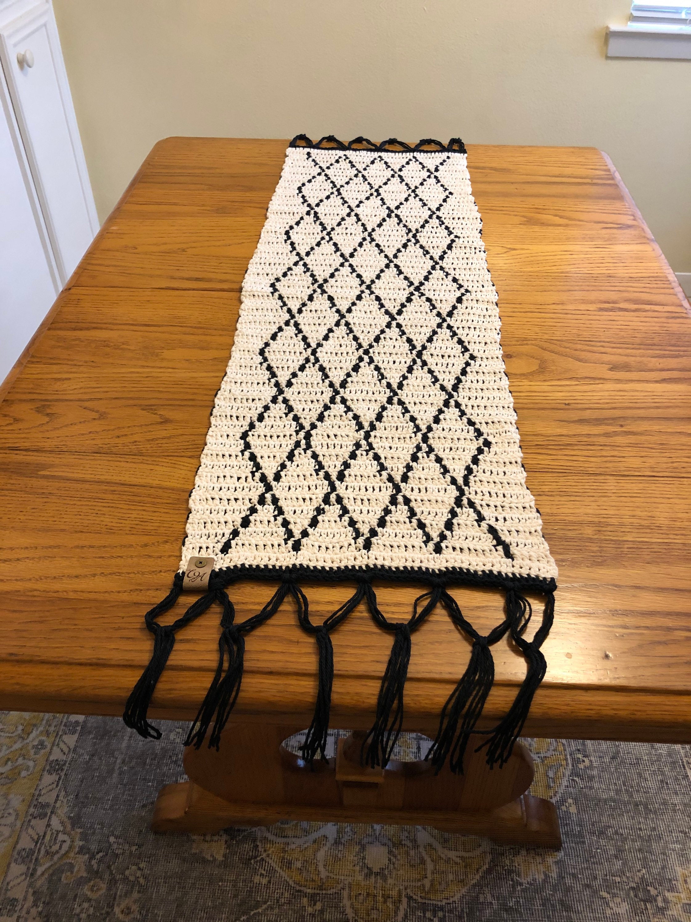 Modern crochet table runner handmade farmhouse chic table - Etsy.de