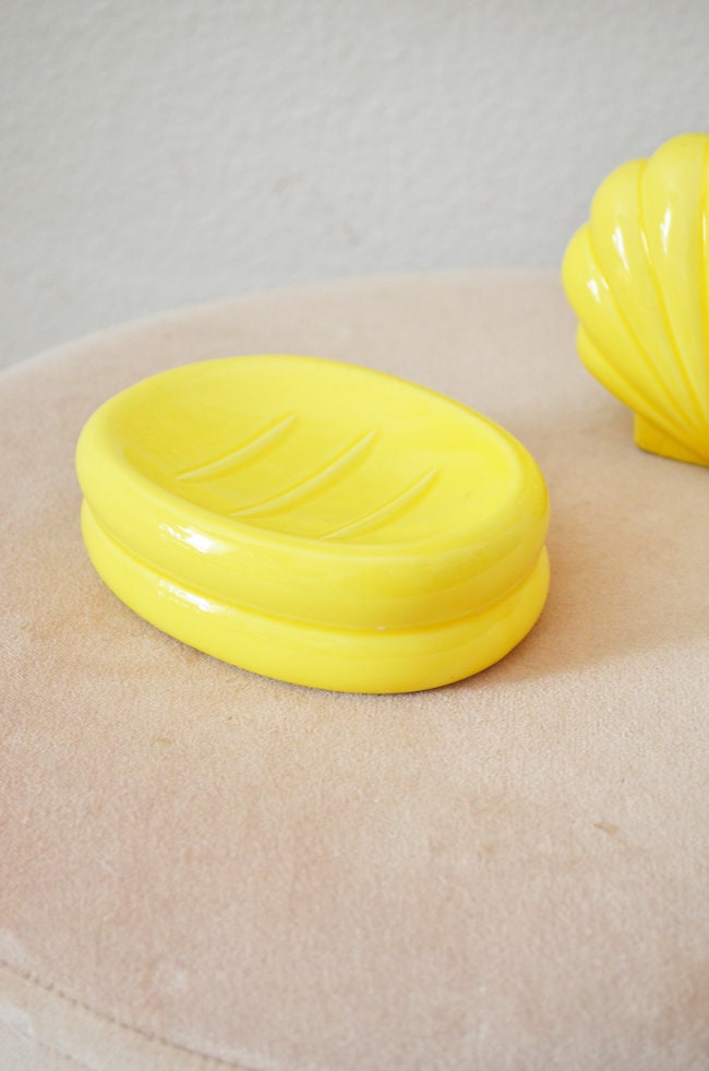 Bathroom set yellow mussel soap dispenser & soap Dish vintage