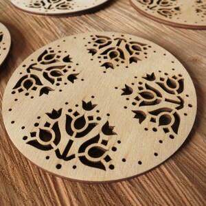 Filigree Floral Wooden Baubles, Christmas Tree Ornaments, Round ...