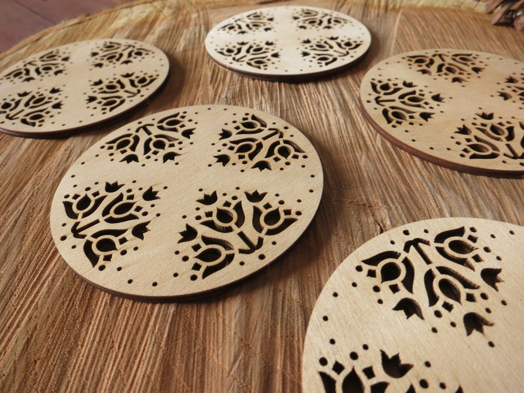 Filigree Floral Wooden Baubles, Christmas Tree Ornaments, Round ...