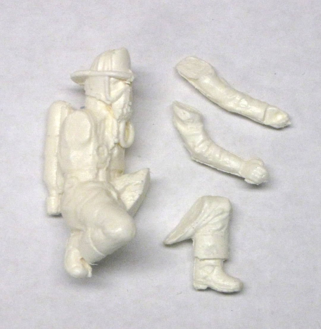 1:25 G Scale Fire Truck Firefighter Kneeling Fireman Figure - Etsy