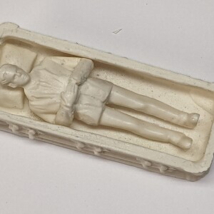 1:25 Scale Model Resin Male Dead Body Corpse for Funeral Casket Figure ...