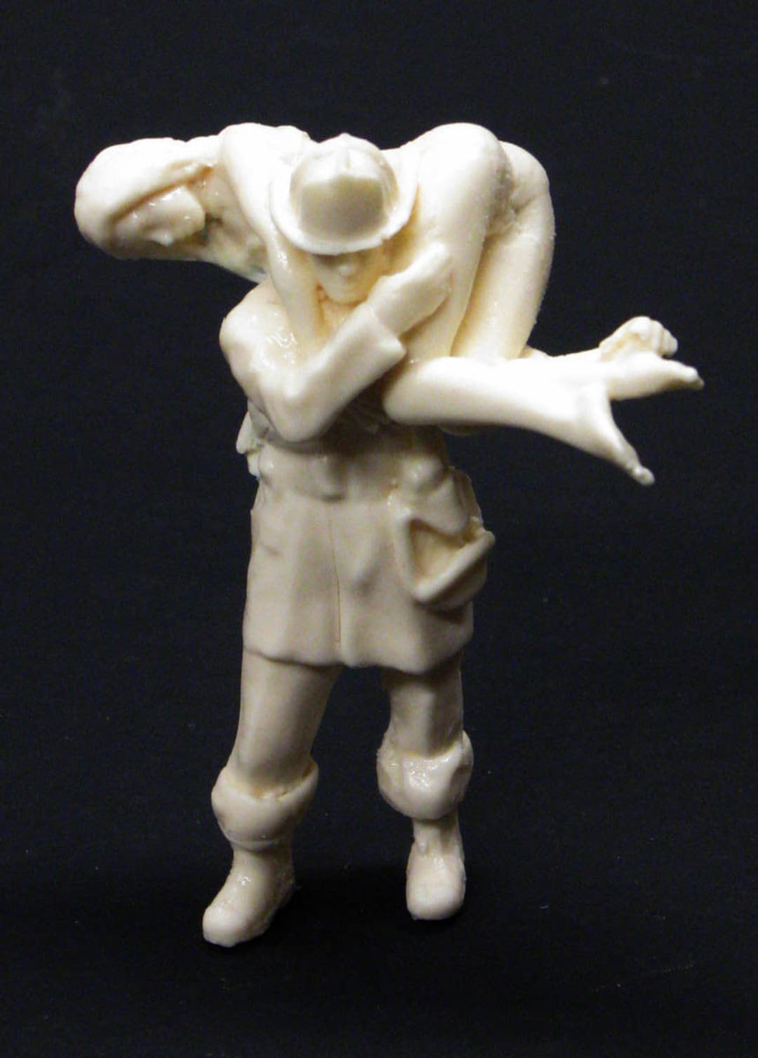1:25 G Scale Model Resin Firefighter Fireman's Carry Rescued Female ...