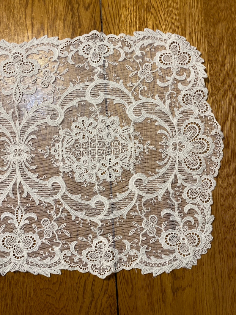 Vintage Chantilly Lace Table Runner/vintage Lace/home Decor/shabby Chic ...