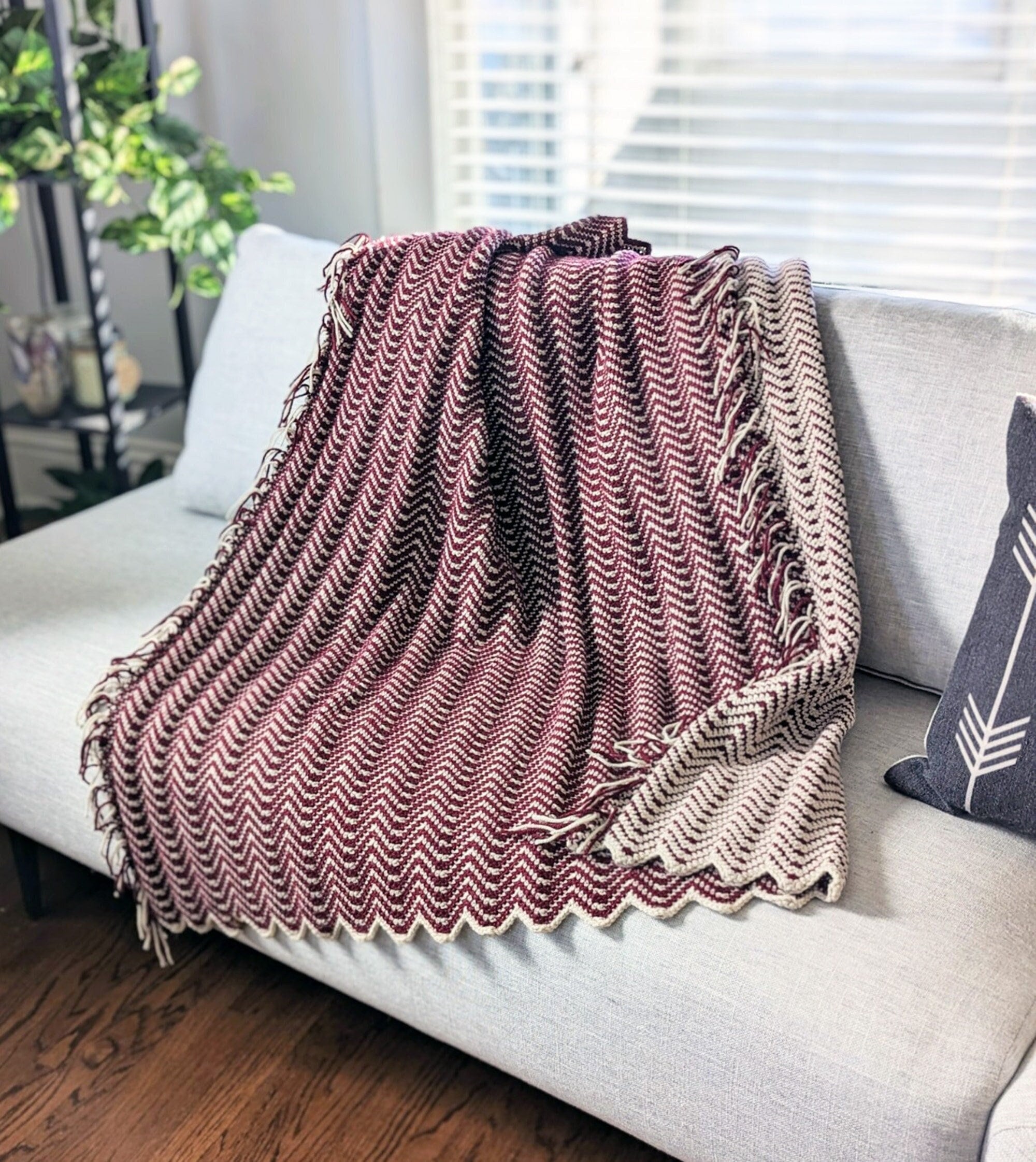 Herringbone Afghan / Manta de ganchillo granate y crema / Manta Chevron con borlas / Regalo para ...