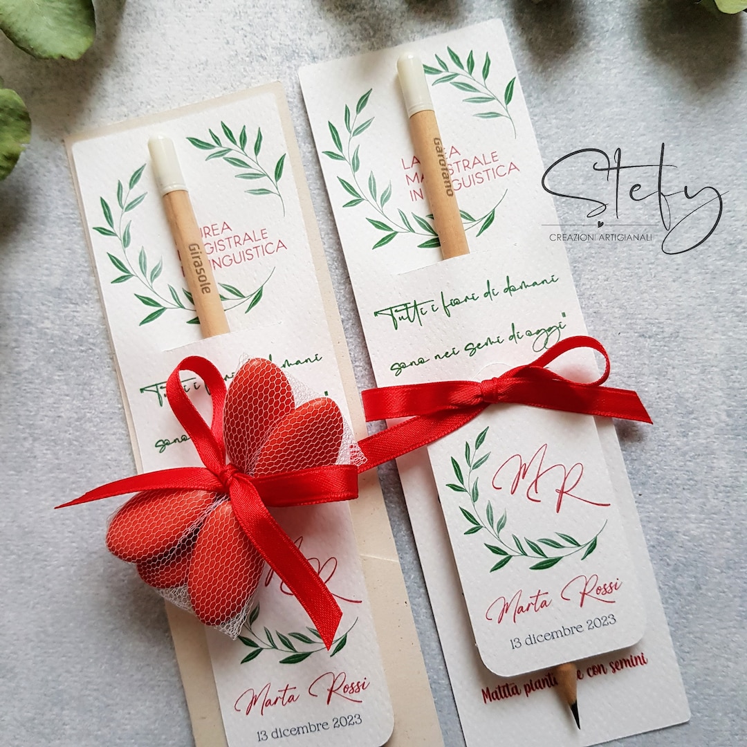 BOMBONIERA ECOLOGICA con matita piantabile mod. laurea con confetti ...