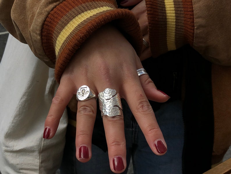 Bee Signet Ring Oval Engraved Signet Ring Bumble Bee Ring - Etsy