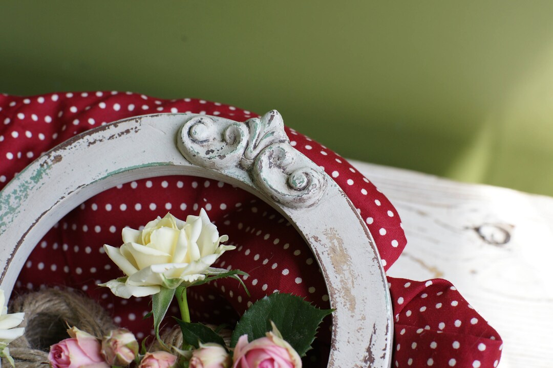 Round Picture Frame With Vintage Finish, Small Wooden Picture Frame ...