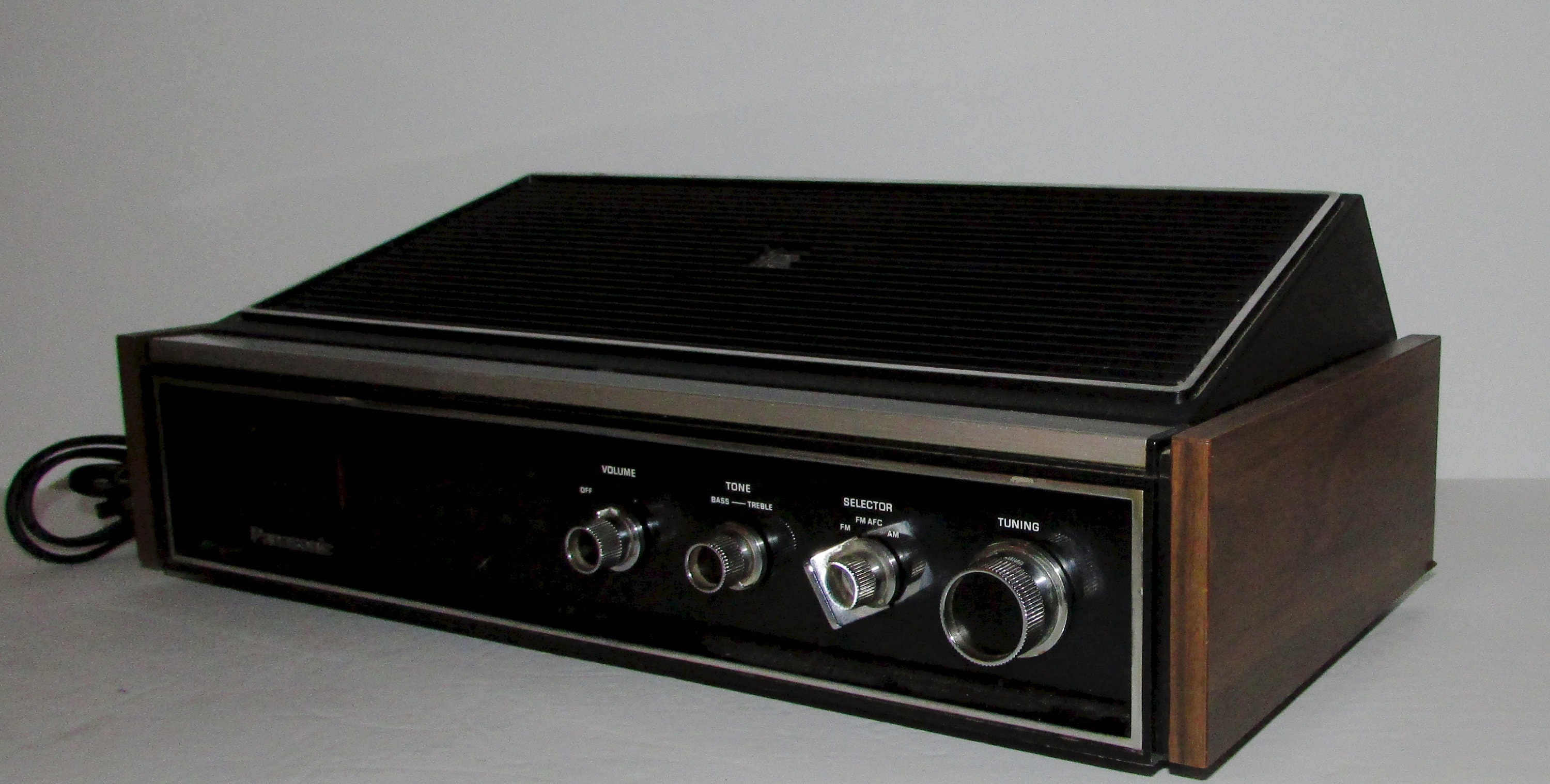 Beautiful Am/fm PANASONIC Model Re-7441c Radio Table /very Nice Table ...