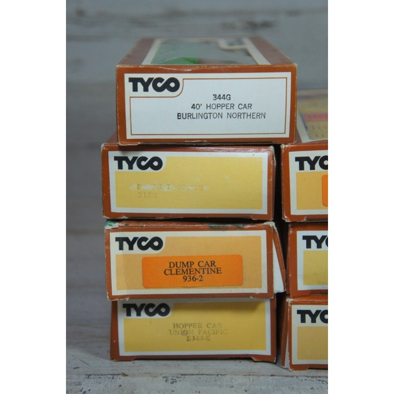 Lot of 8 TYCO HO Gauge Model Train Cars 344G 327-22 936-2 B344-E 312G ...
