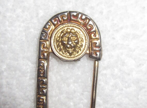 Vintage Lion Head Kilt Shawl Pin Brooch Greek Key Des… - Gem