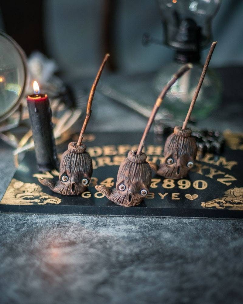 SPOOKY WITCHES BROOM - Creepy Decorative - Witches Halloween Home ...