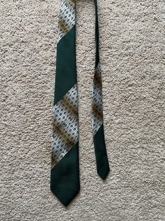 1970s Green and gold patterned necktie by Venture - Gem