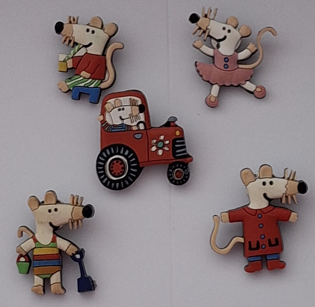 Maisy Mouse Lovely Licensed Fun Maisy Pin Badges. Maisy Notelet ...