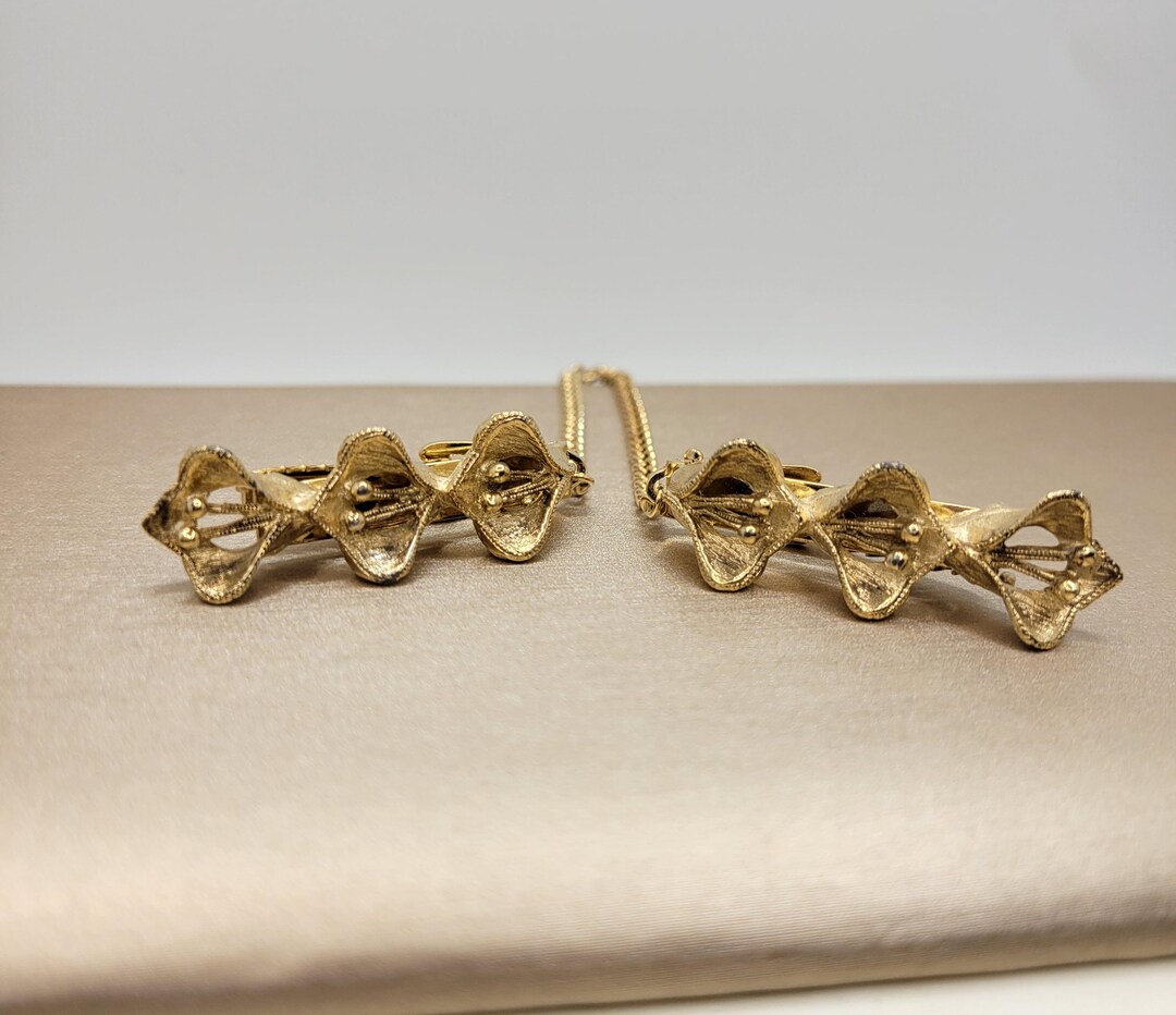 1950s Calla Lily Sweater Clip - Goldtone Flowers - Midcentury Costume ...
