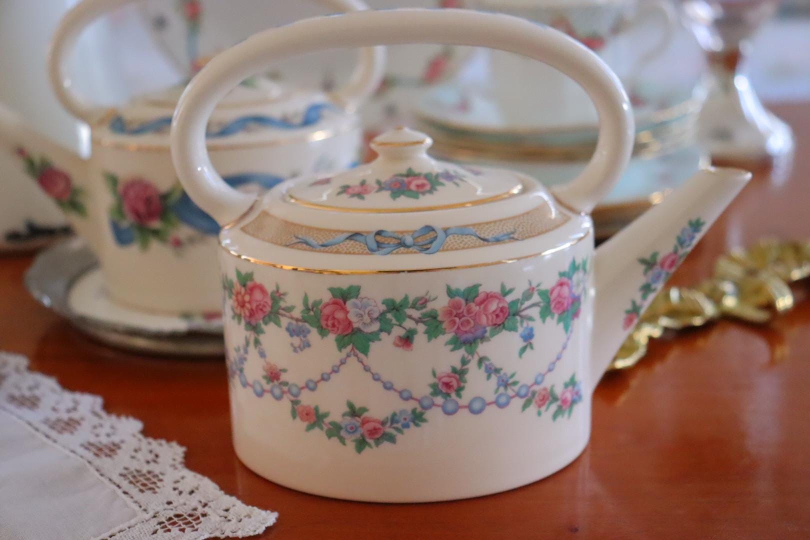 Stunning Pair of Wedgwood Queen's Ware Limited Edition Teapots Blue ...