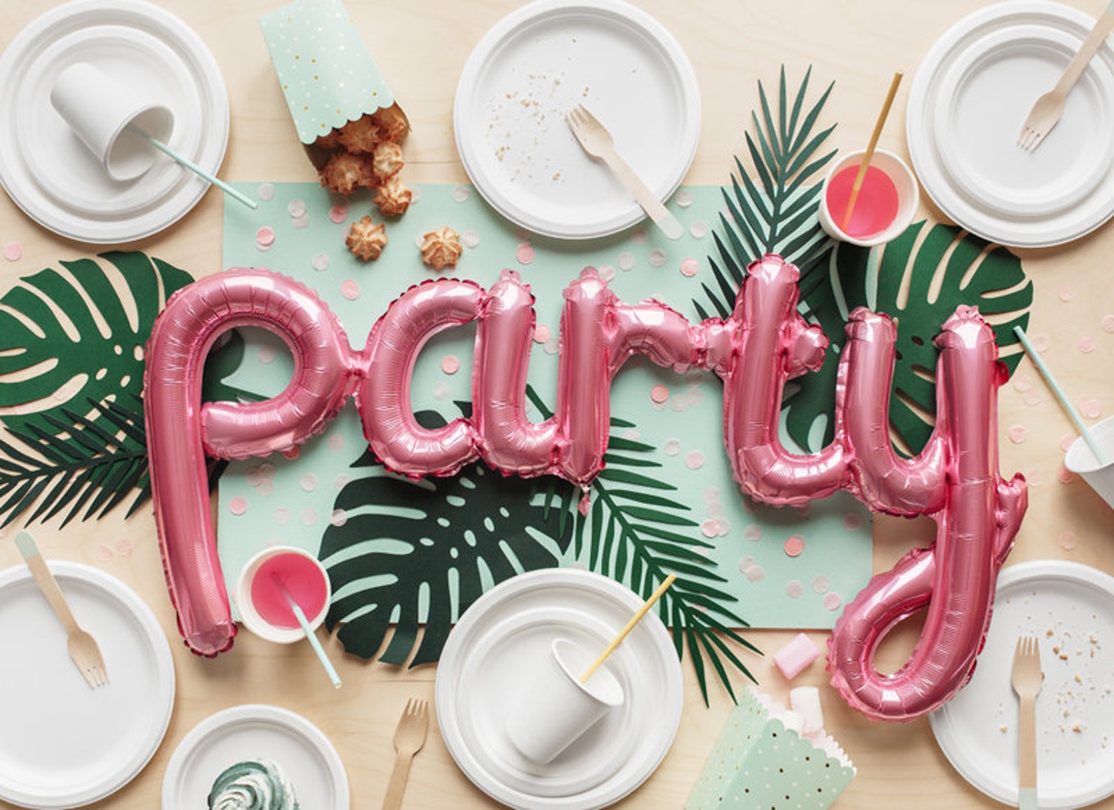 Green Tropical Leaf Decorations - 21 Pack - Green Table Decorations ...