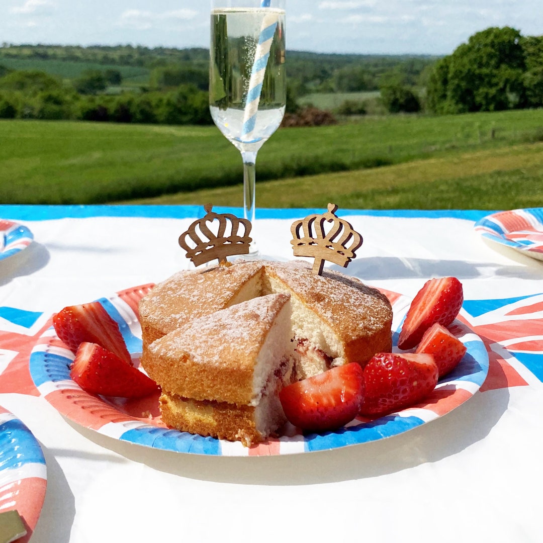 Wooden Crown Cake Toppers - 8 Pack - British Street Party Accessories ...