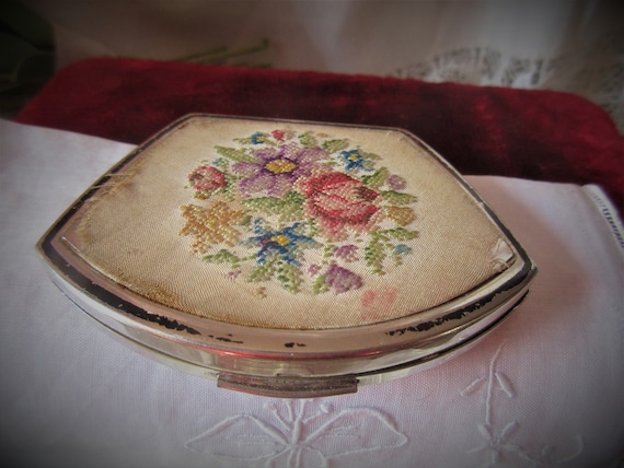vintage compact, 1930's art deco, petit point on silk… - Gem