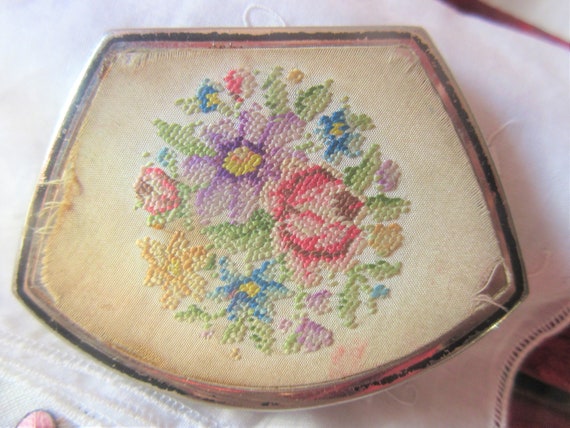vintage compact, 1930's art deco, petit point on silk… - Gem