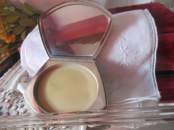 vintage compact, 1930's art deco, petit point on silk… - Gem