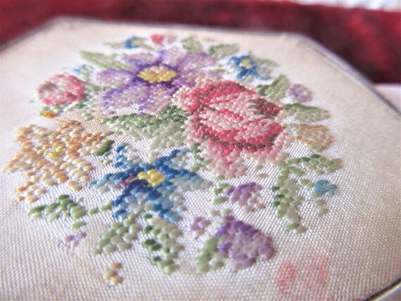 vintage compact, 1930's art deco, petit point on silk… - Gem