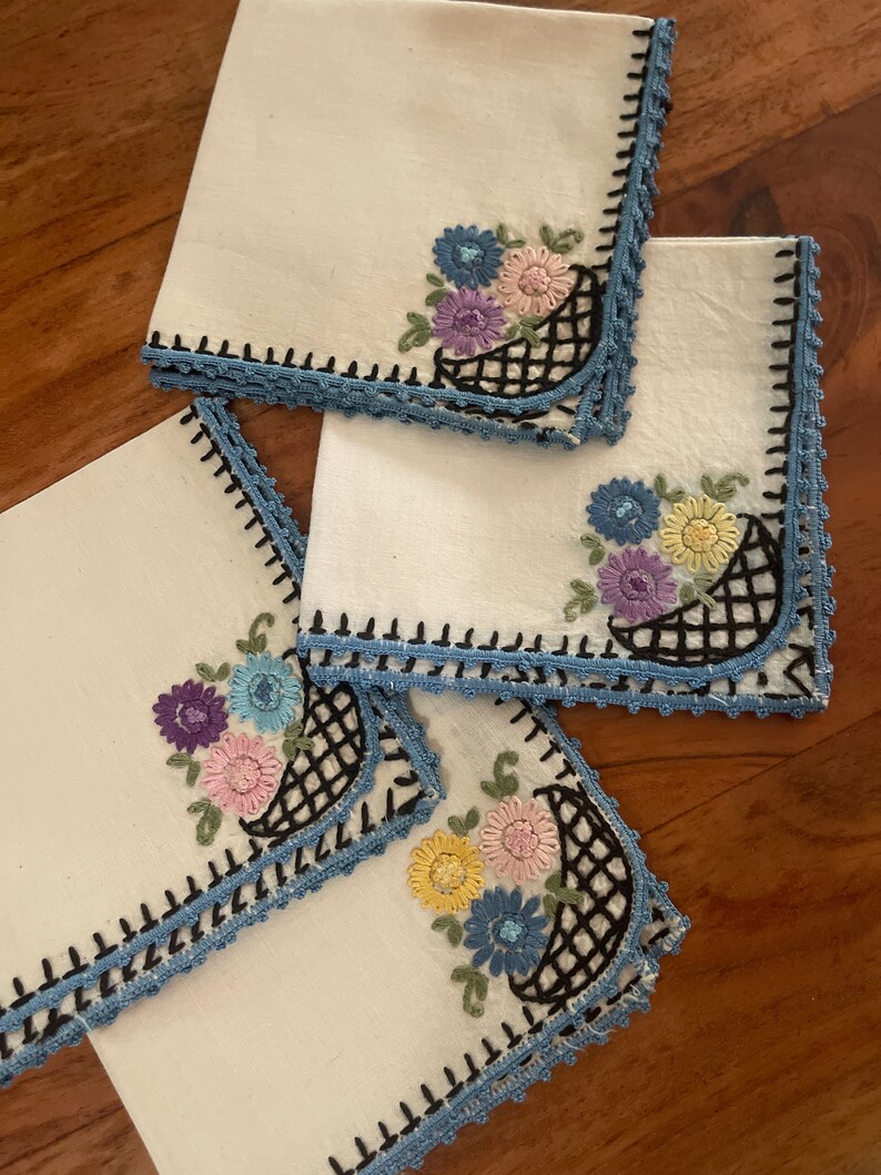 Vintage Embroidered Tablecloth & Napkin Set, Floral Design - Etsy
