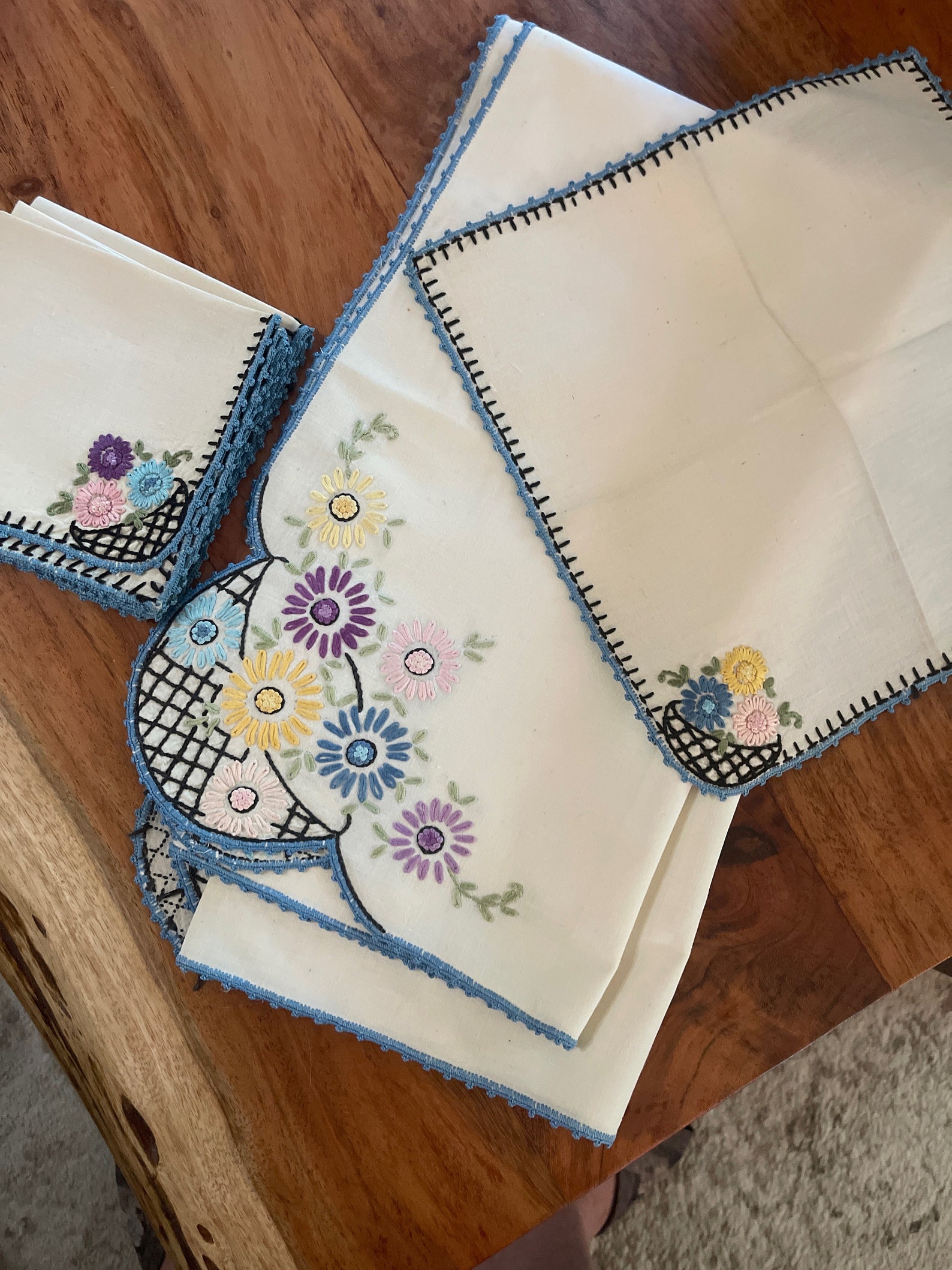 Vintage Embroidered Tablecloth & Napkin Set, Floral Design - Etsy