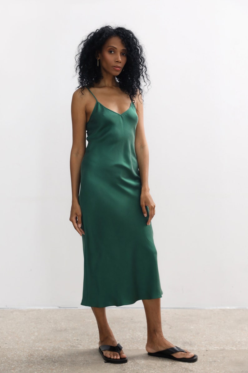 Emerald green v-neck silk slip dress midi Bias cut sandwashed - Etsy España