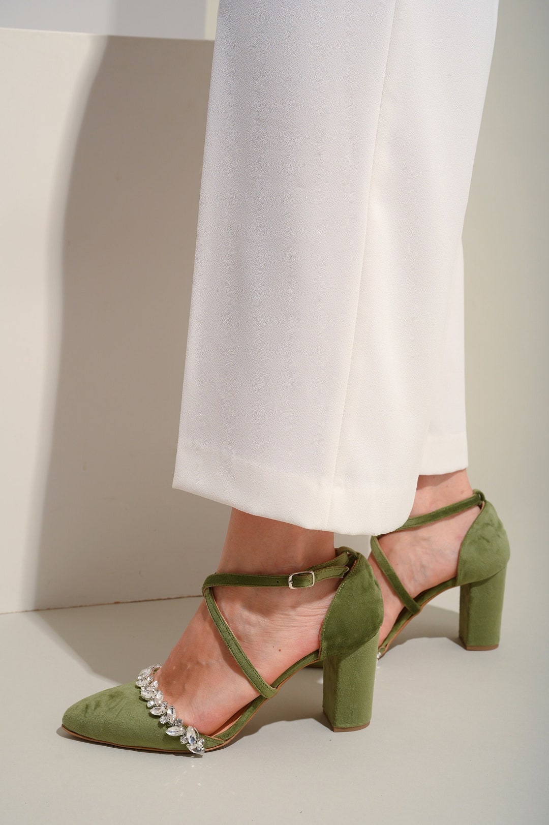 Sapatos de salto alto com bico fino de veludo verde e strass, sapatos ...