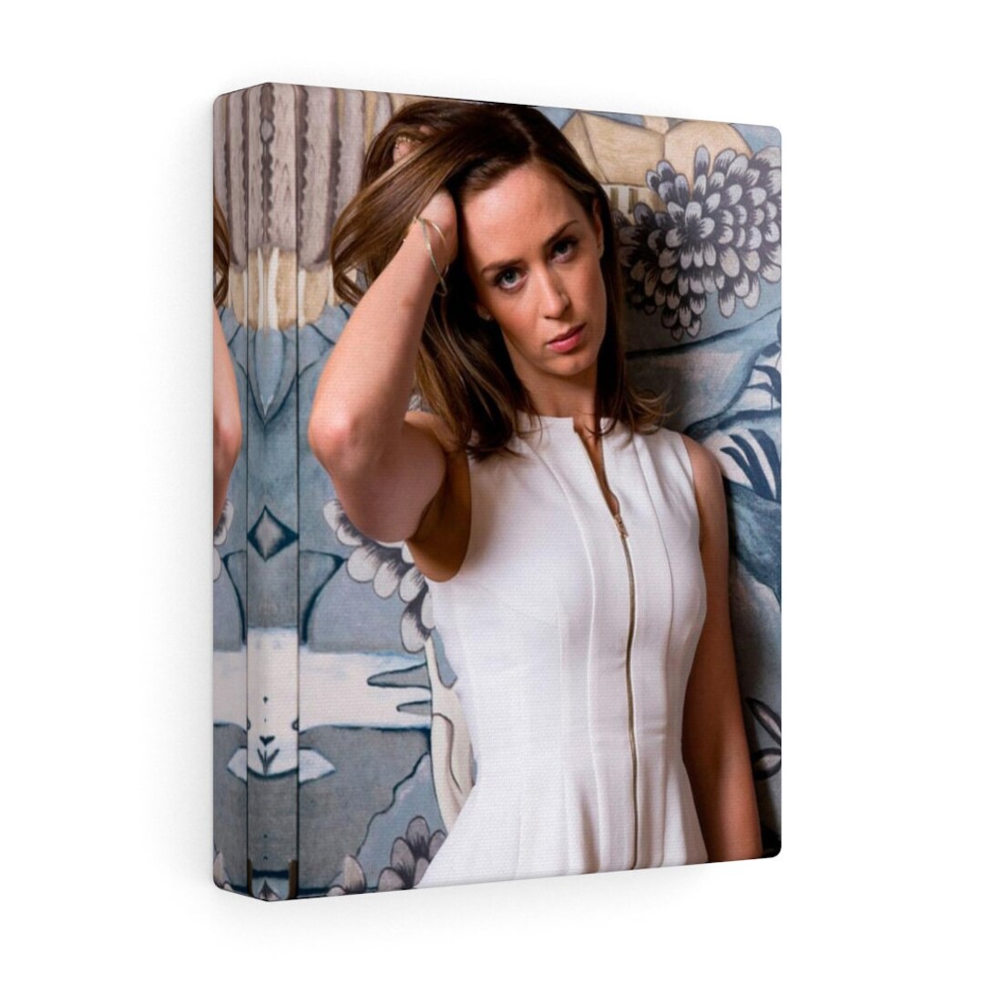 Emily Blunt Stretched Canvas personalisierbar - Etsy.de