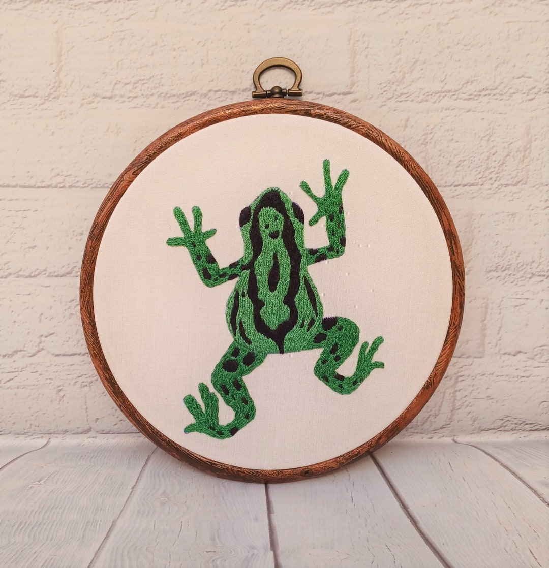 Green Tree Frog Hand Embroidered Hoop Art, Frog Embroidery, Frog Gift ...