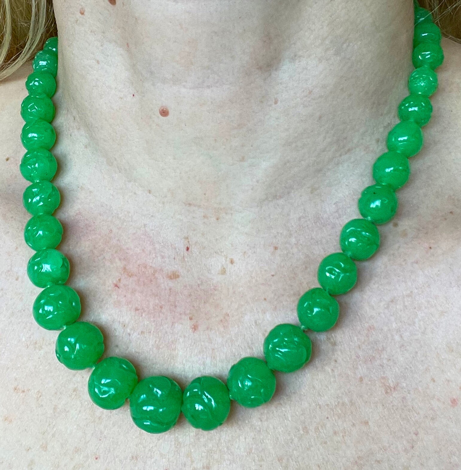 Vintage Bright Green Jade Coloured Moulded Glass Graduated Bead ...