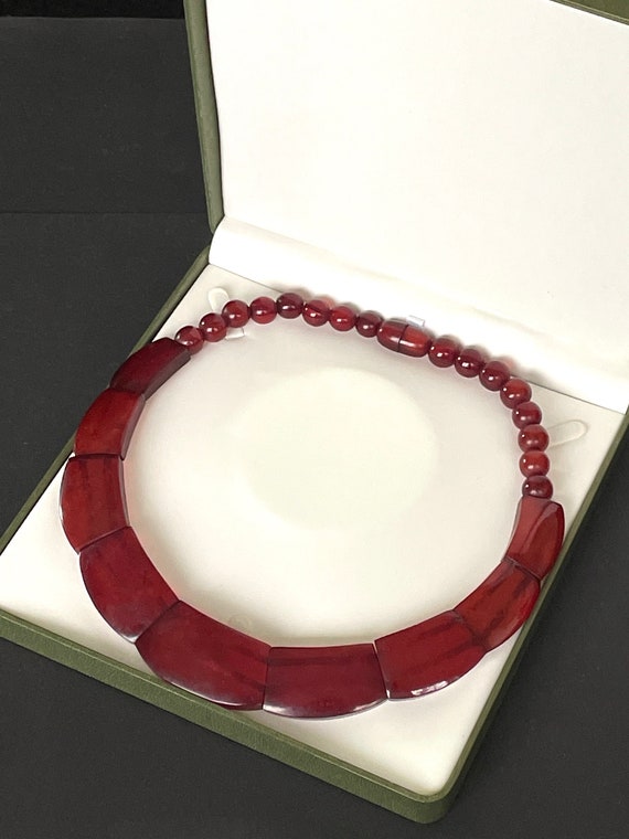 Vintage cherry red Bakelite Art Deco 1930s collar nec… - Gem