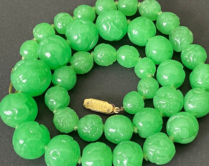 Vintage Bright Green Jade Coloured Moulded Glass Graduated Bead ...