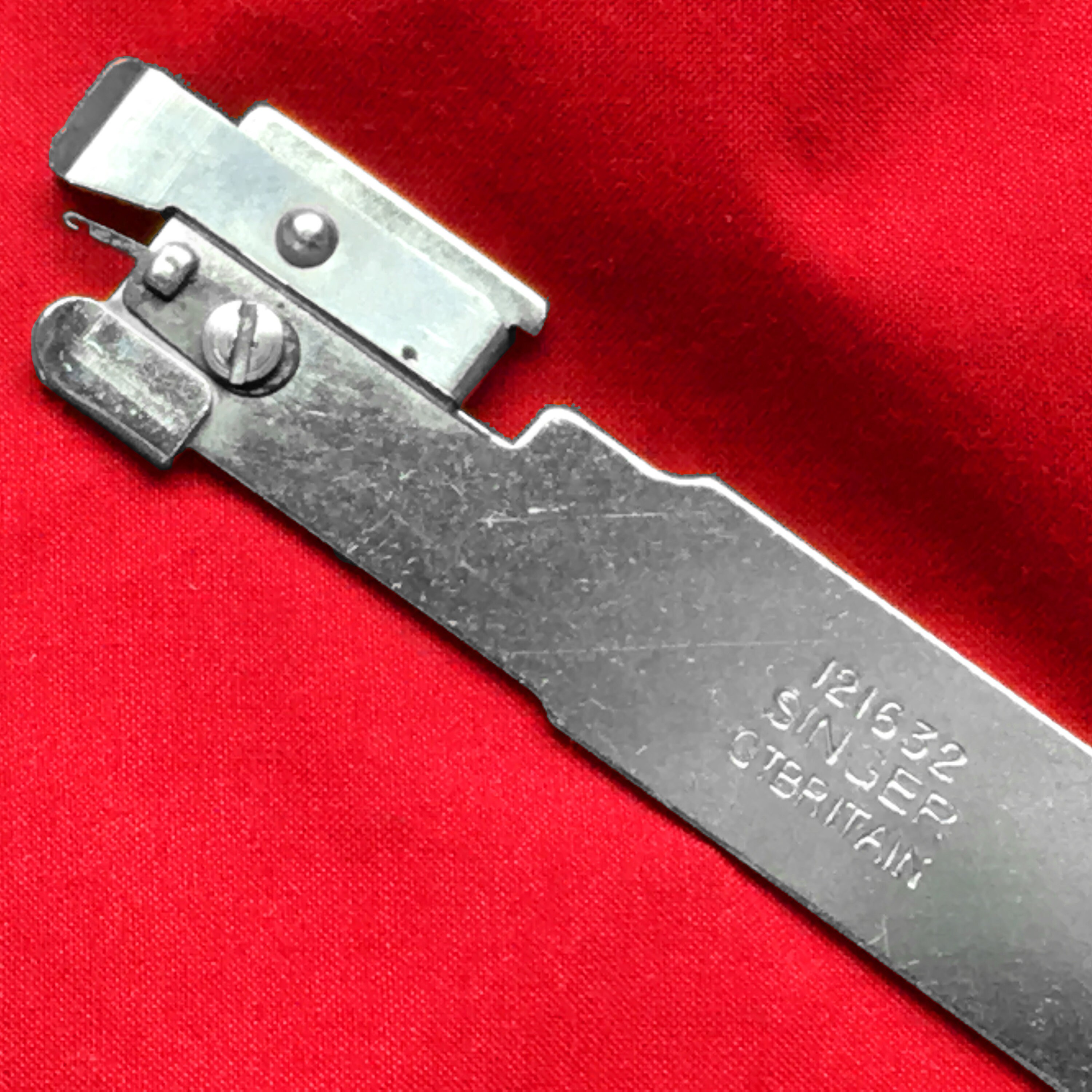 SINGER SIMANCO 121632 Sewing Machine Needle Threader Insertion | Etsy