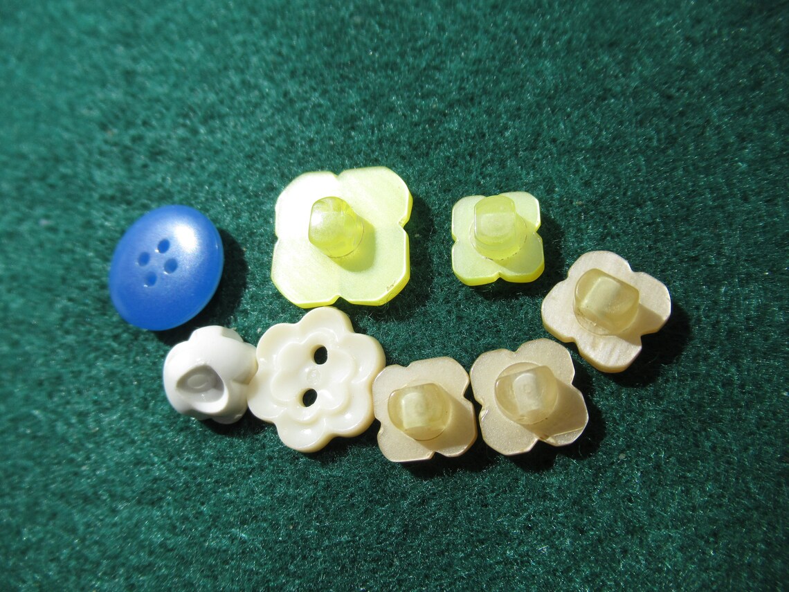 Flower Buttons Vintage Plastic Buttons in Flower Shapes. - Etsy